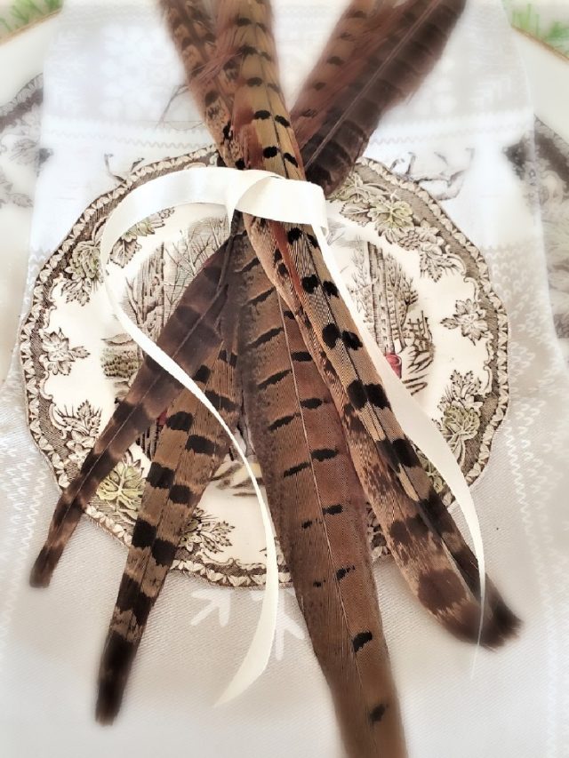 14 Easy Christmas Table Settings Ideas - Cloches & Lavender