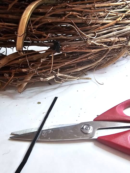 DIY Grapevine Wreath Planter – Fast & Easy! - Cloches & Lavender